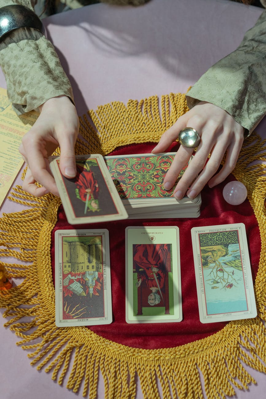 Bói bài tarot: Chàng có yêu bạn thật lòng không?
